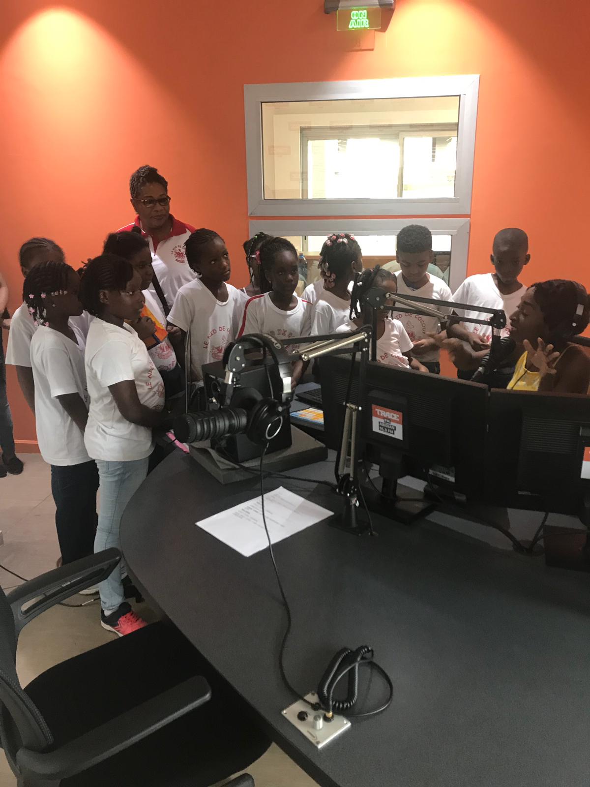 Visite des élèves à la radio Trace FM dans le cadre du projet Web Radio ...